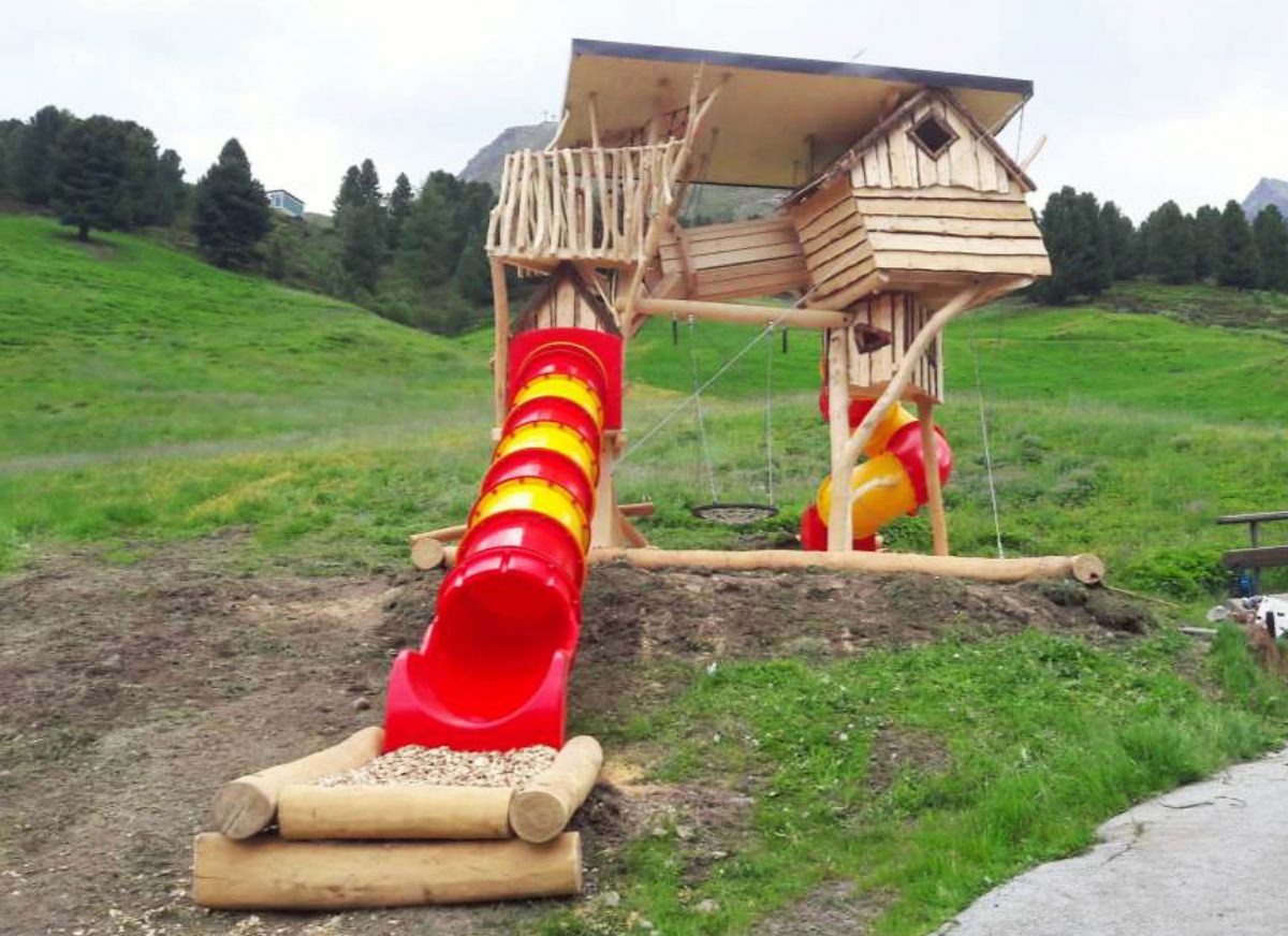 Spielhaus mit Rutsche – FUN Construction | Spielplatzbau ...